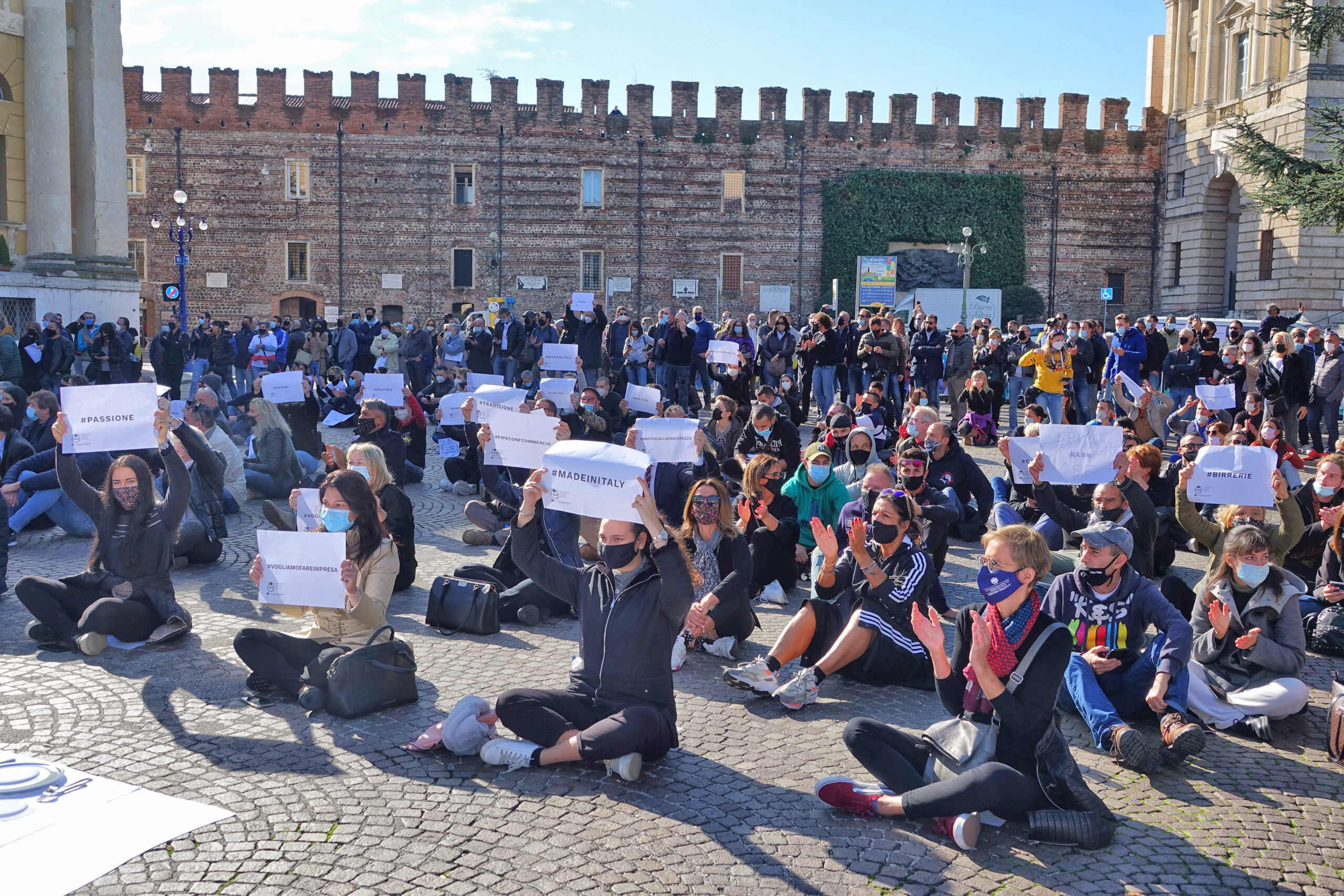 Siamo a terra! In piazza Bra va in scena la protesta degli esercenti ... Siamo a terra! In piazza Bra va in scena la protesta degli esercenti ...