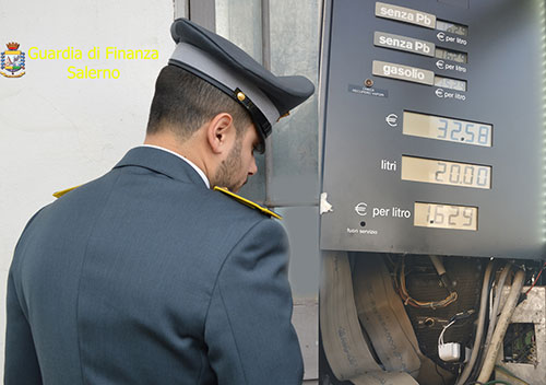 Così ci fregano sulla benzina. L’Agenzia delle Dogane sequestra 100 ...