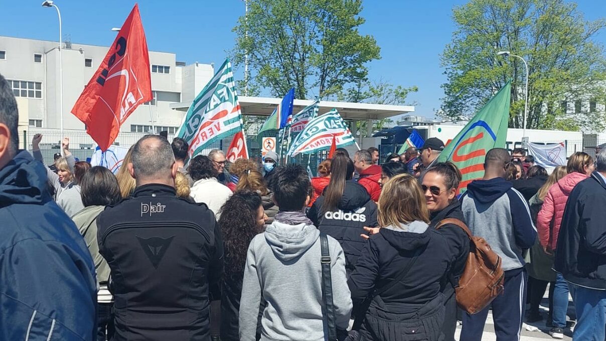 Carichi di lavoro, sciopero all’Aia. I lavoratori incrociano le braccia ... Carichi di lavoro, sciopero all’Aia. I lavoratori incrociano le braccia ...