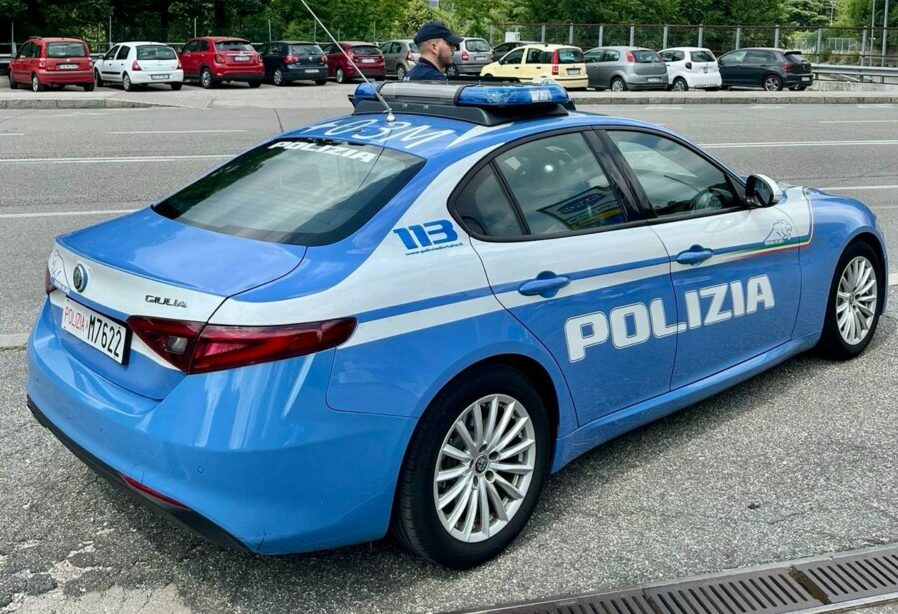 Aggrediscono un ragazzo con calci e pugni per rubare lo zaino - La ... Aggrediscono un ragazzo con calci e pugni per rubare lo zaino - La ...